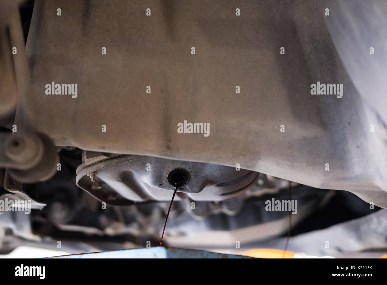 vehicle lift up by hydraulic for engine oil change and transmission ...