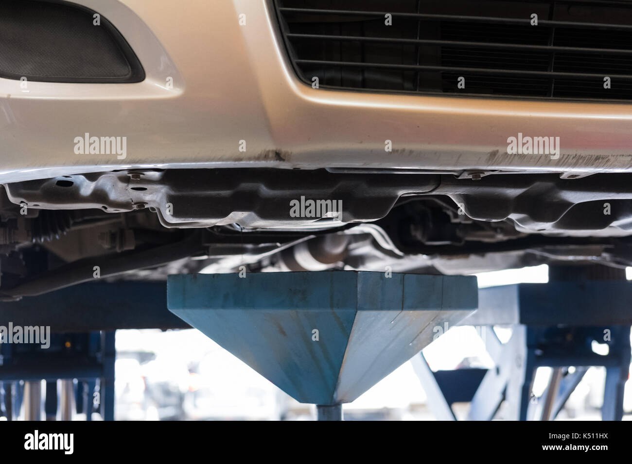 vehicle lift up by hydraulic for engine oil change and transmission ...