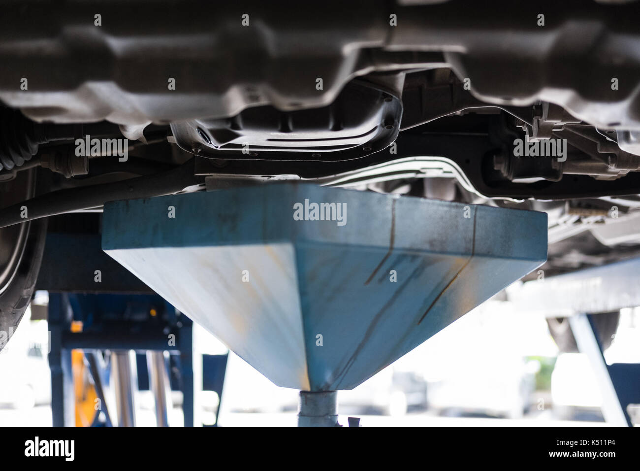 vehicle lift up by hydraulic for engine oil change and transmission ...