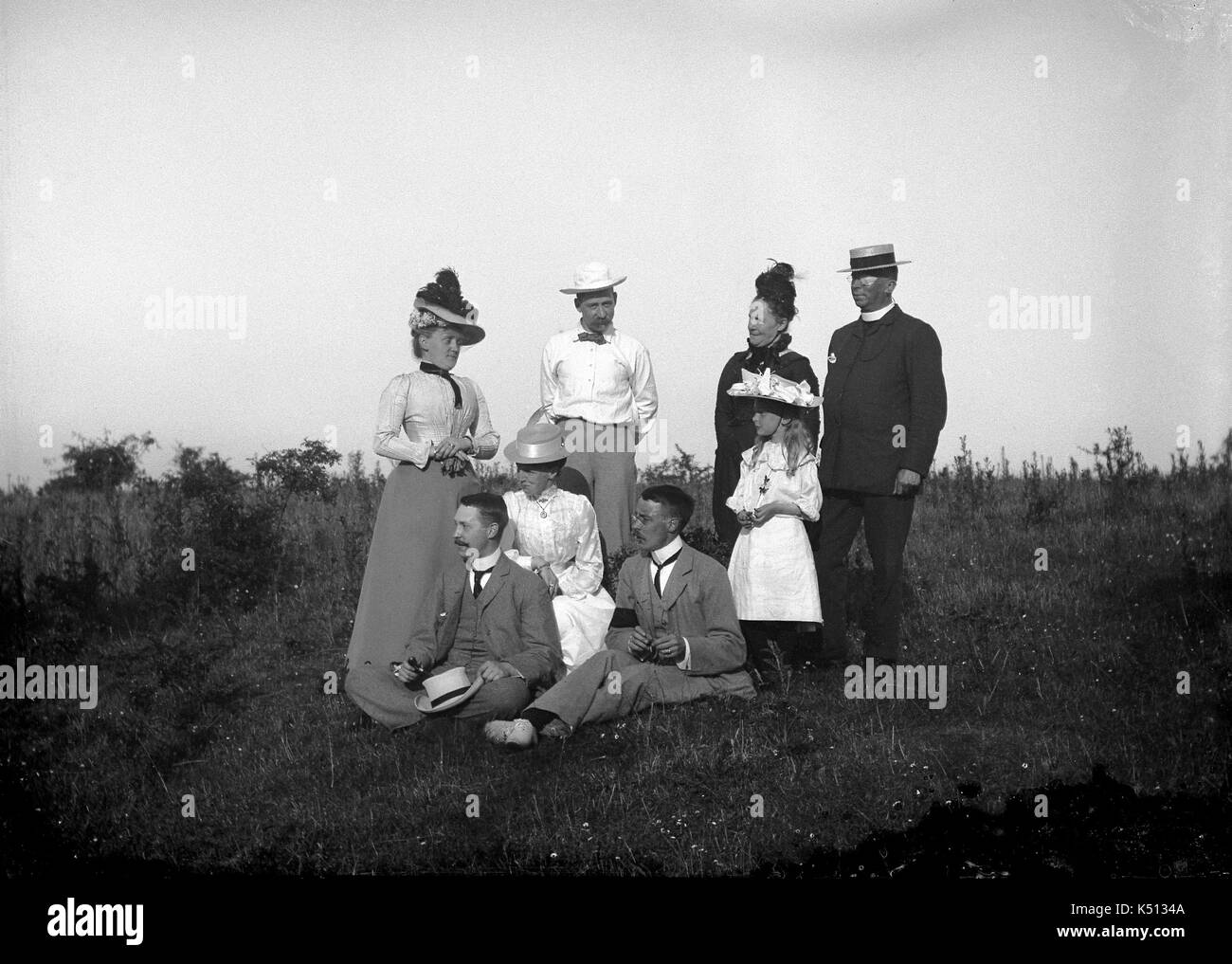 Well dressed vintage group photo hi-res stock photography and images ...