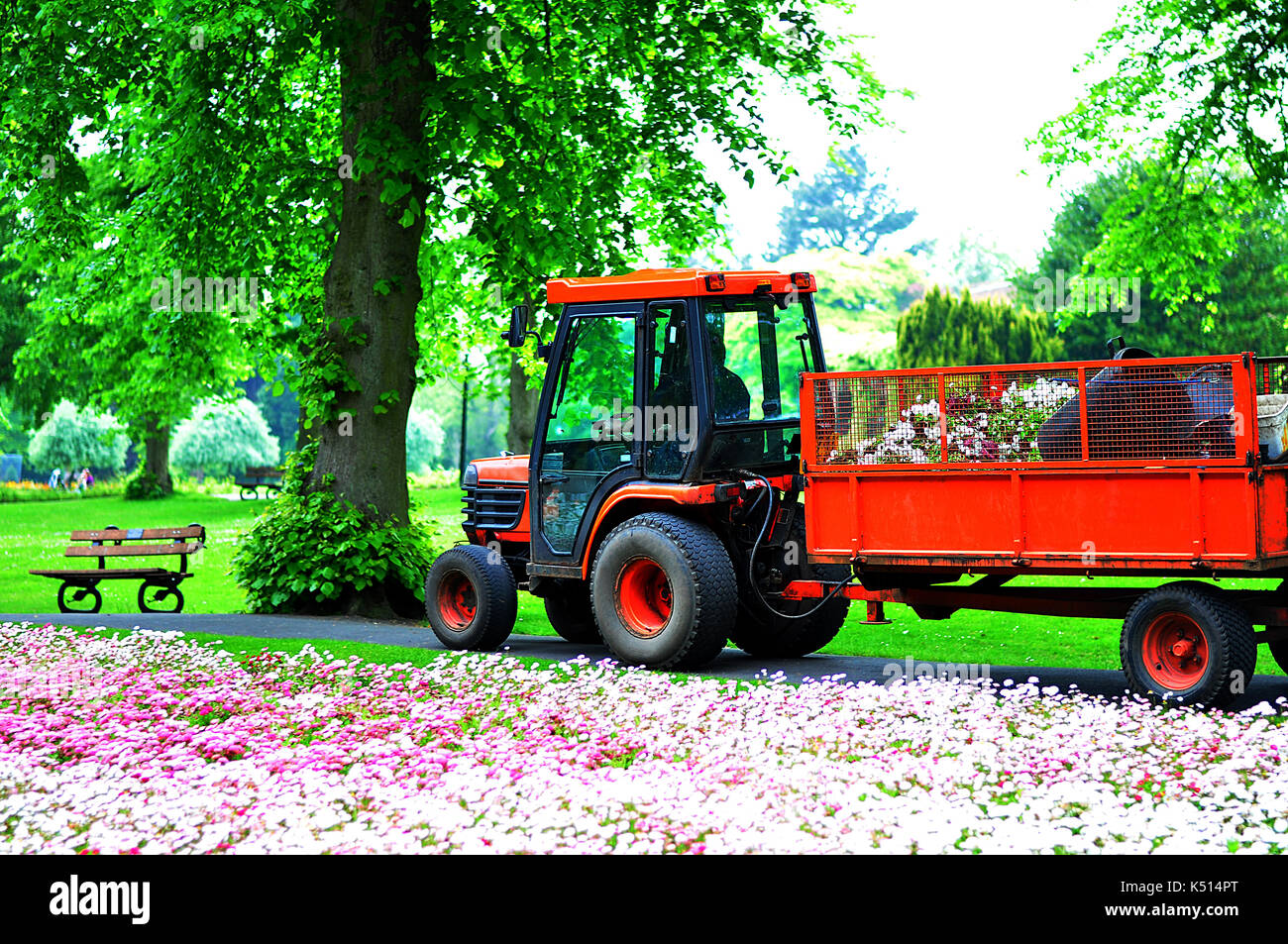 Tractor lawn trees park hi-res stock photography and images - Alamy