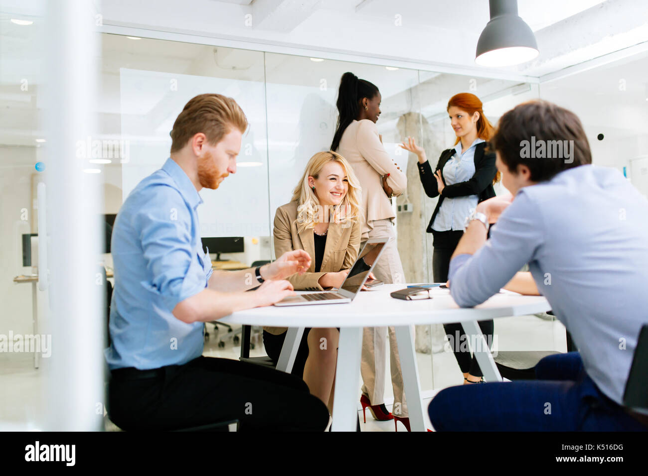 Business people meeting round table hi-res stock photography and images ...