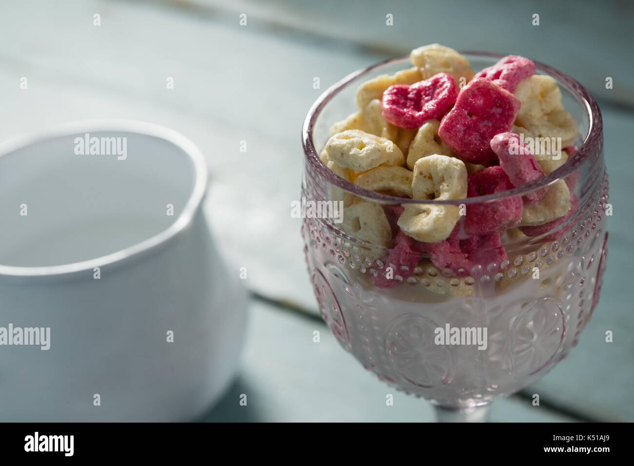 Honeycomb cereal hi-res stock photography and images - Alamy