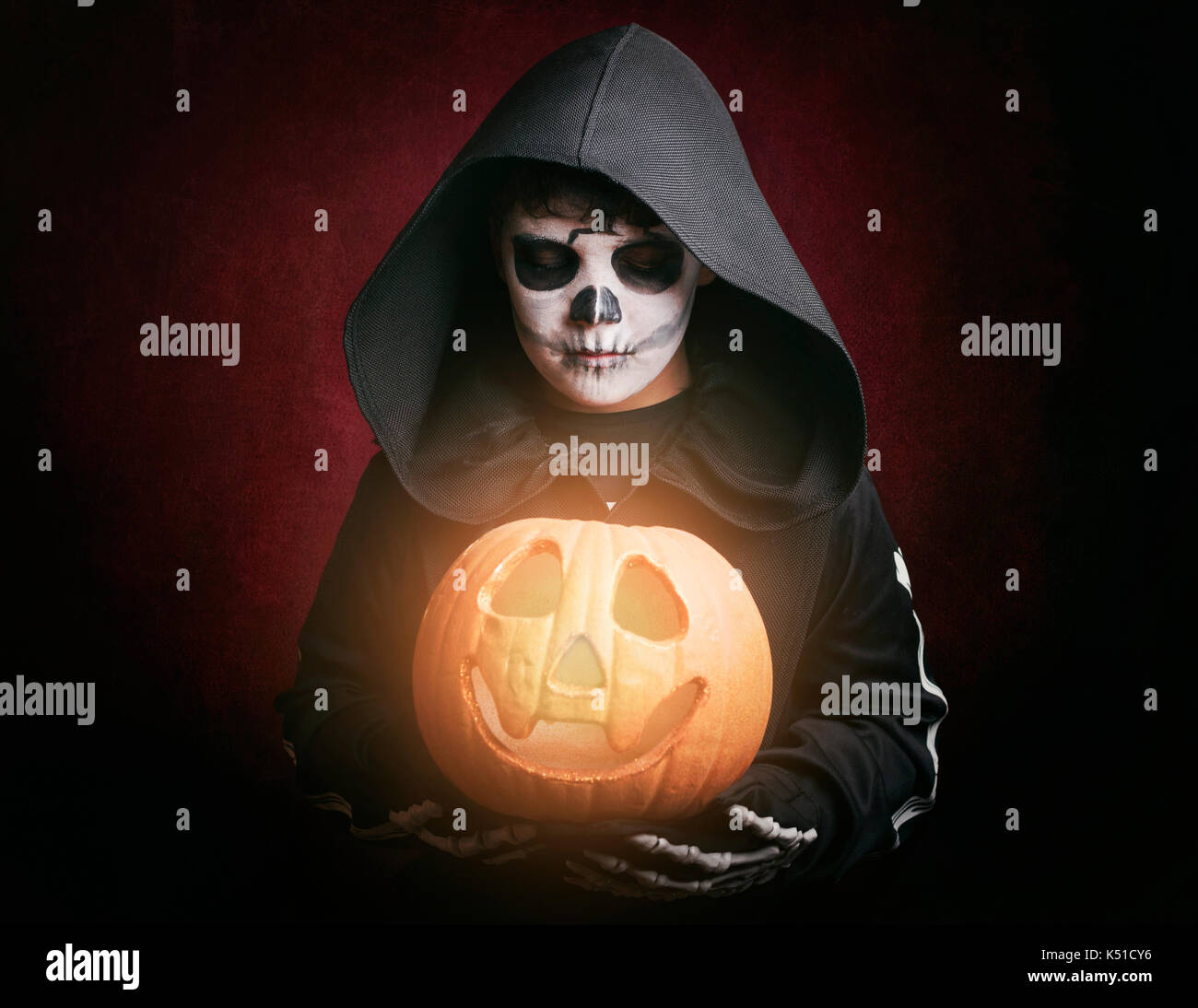 Skeleton in cloak pumpkin hi-res stock photography and images - Alamy