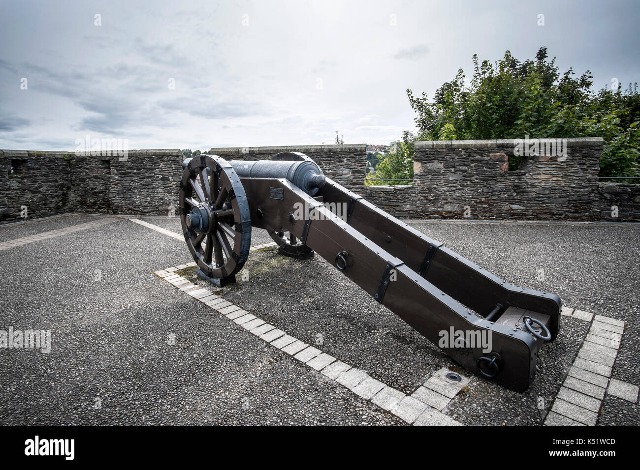 Cannons on the historic city walls in Derry / Londonderry, Northern ...