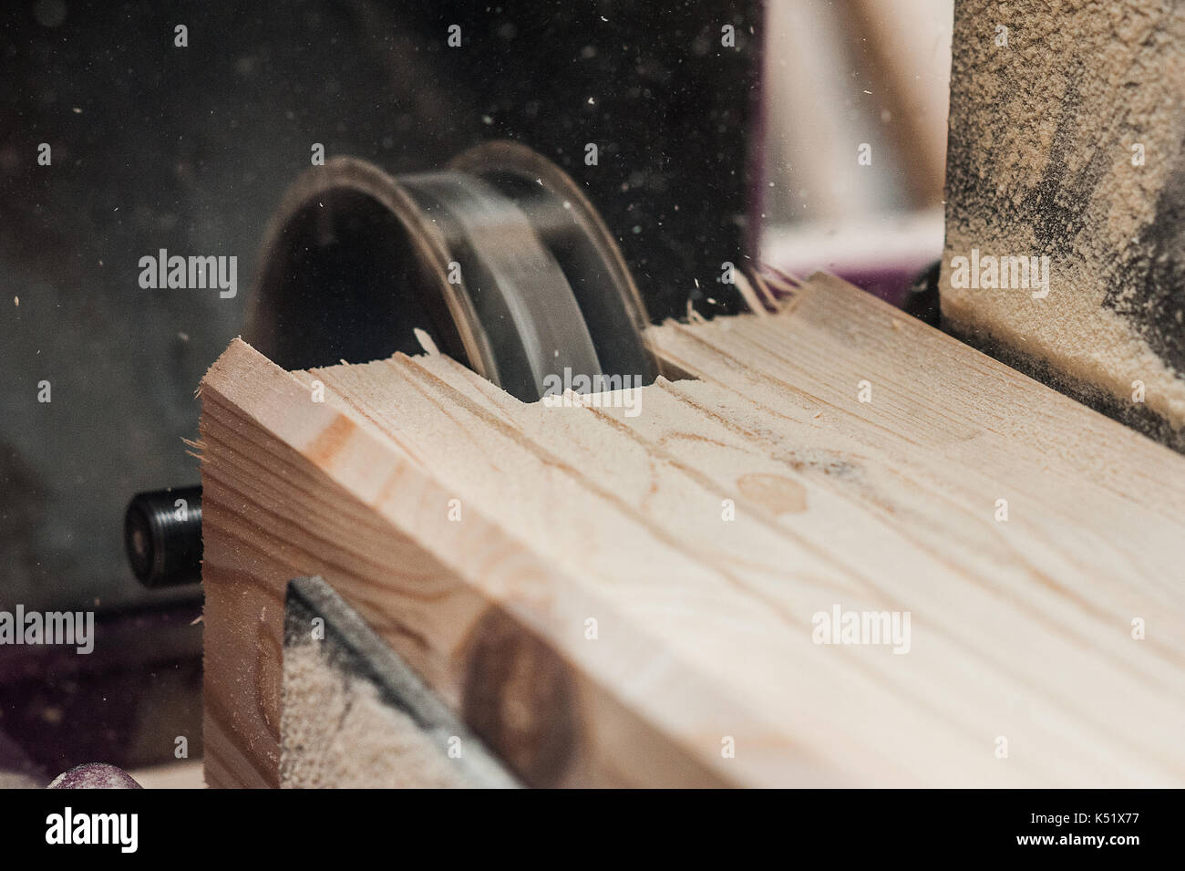 The machine for sampling the groove in a wooden beam with a milling ...