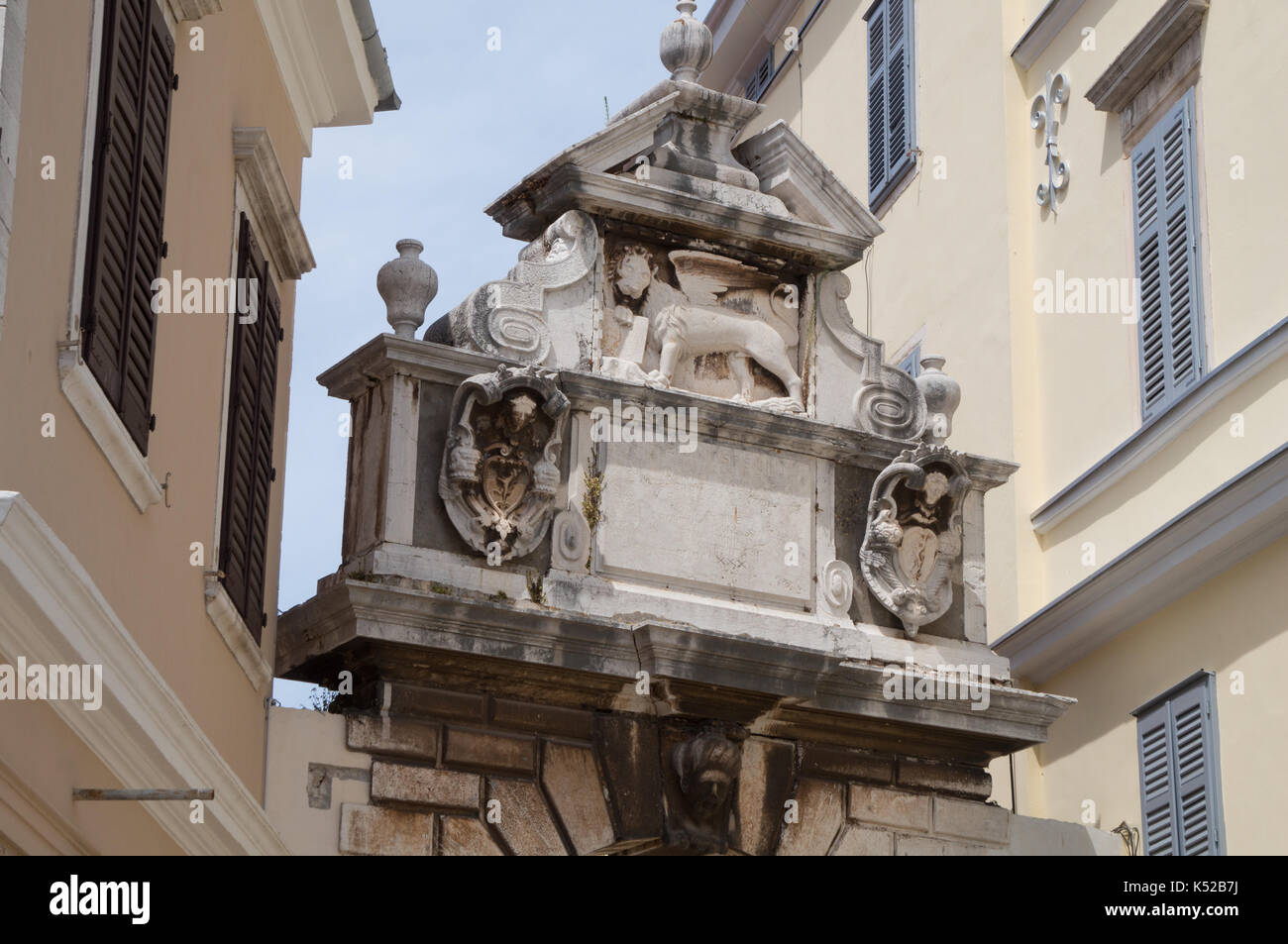 Stone gate with a lion symbol hi-res stock photography and images - Alamy