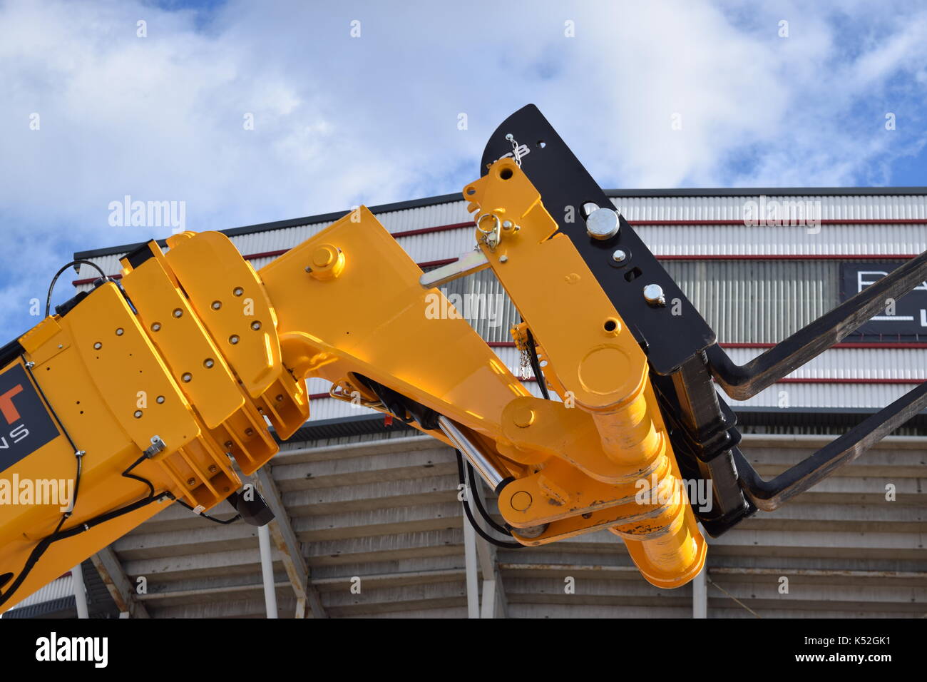 Yellow crane joint building hi-res stock photography and images - Alamy