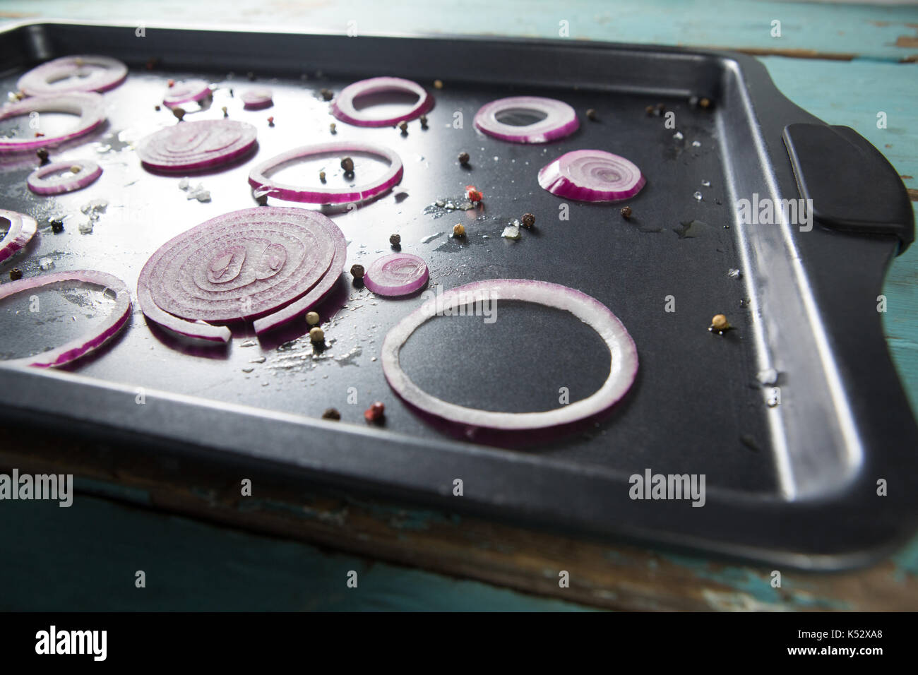 Onions on tray hi-res stock photography and images - Alamy