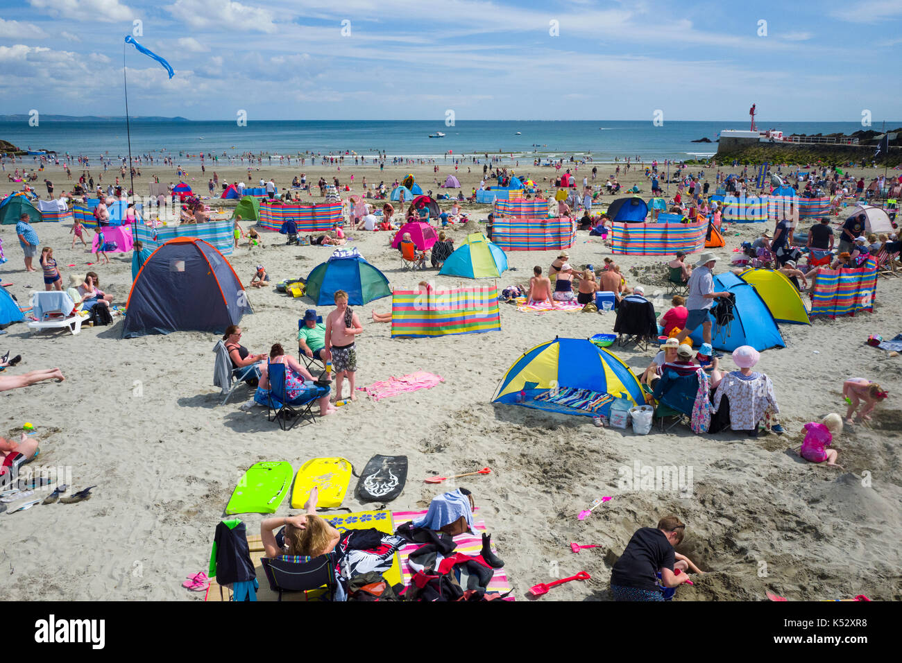 Crowded beach hi-res stock photography and images - Alamy