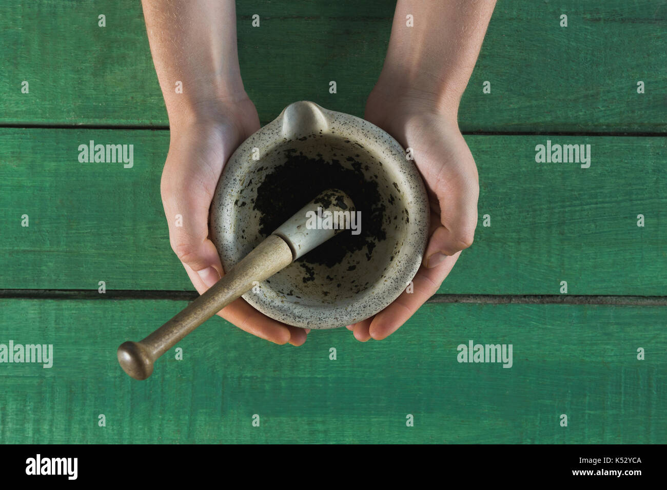 Mortar pestle hand herb hi-res stock photography and images - Alamy