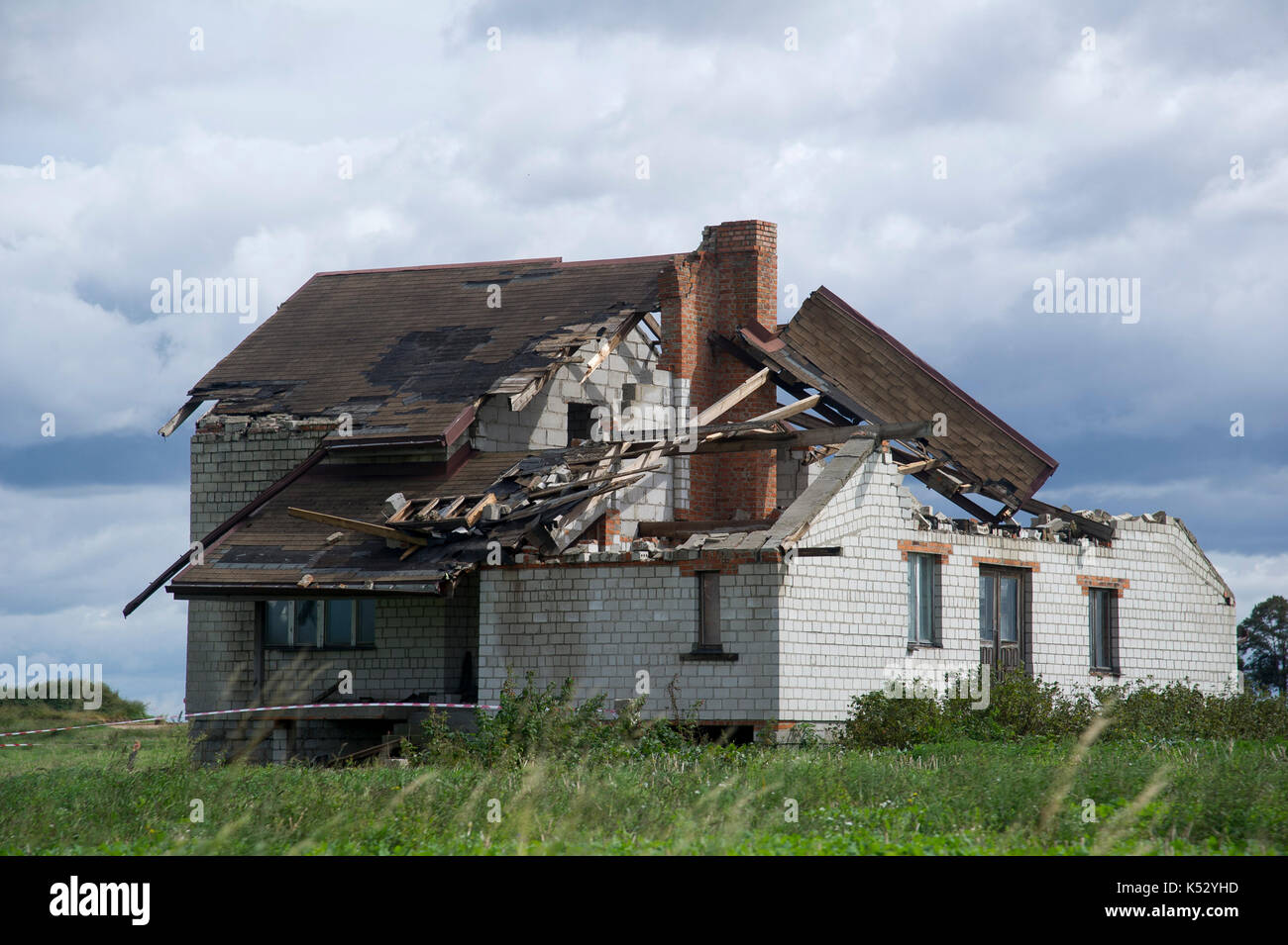House destroyed by wind damage hi-res stock photography and images - Alamy