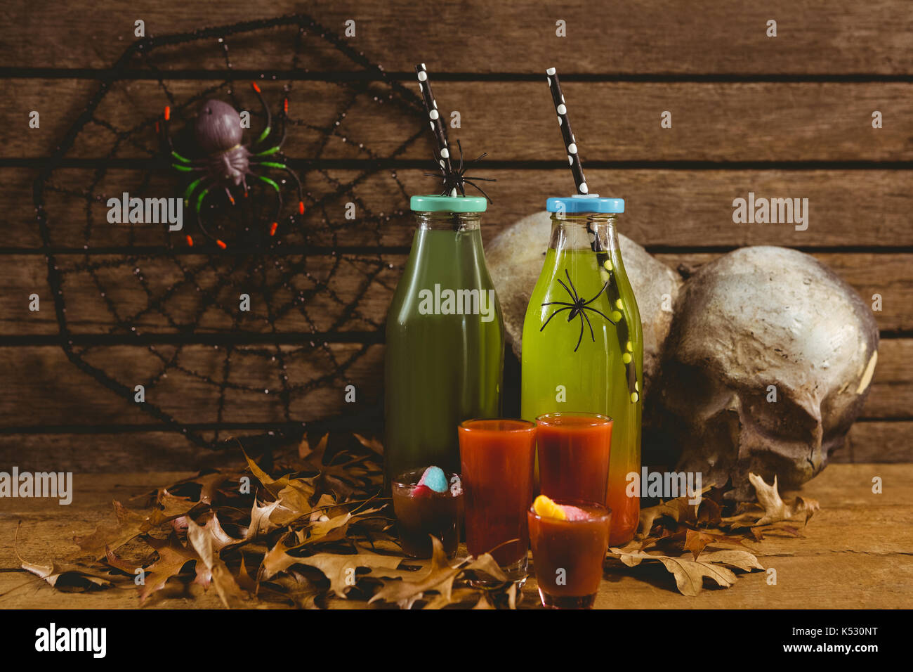 Table decorations leaves hi-res stock photography and images - Alamy