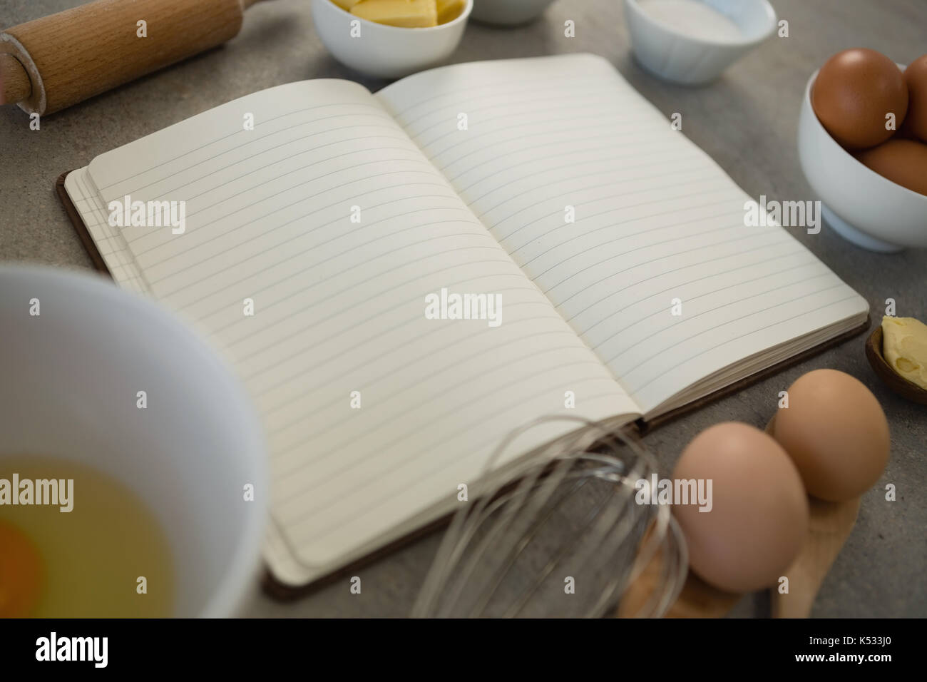 Open book on table hi-res stock photography and images - Alamy