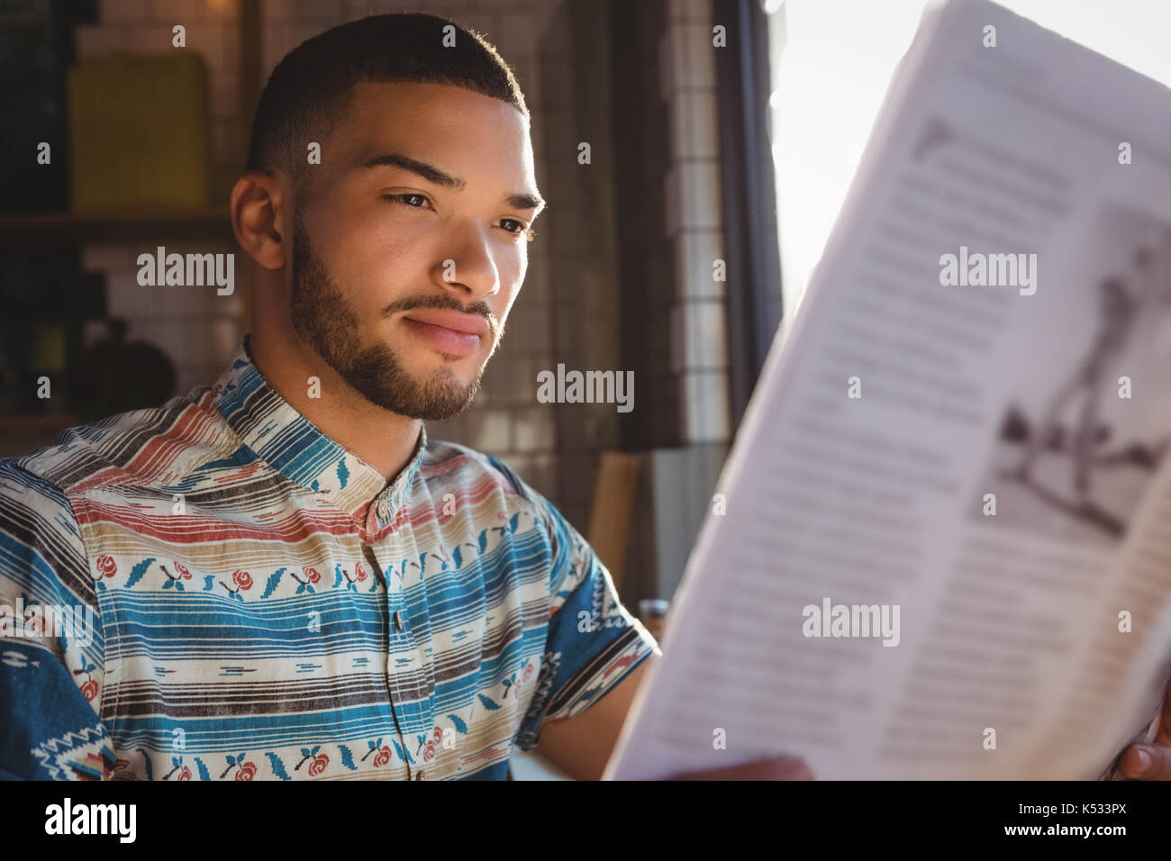Buying newspaper hi-res stock photography and images - Alamy