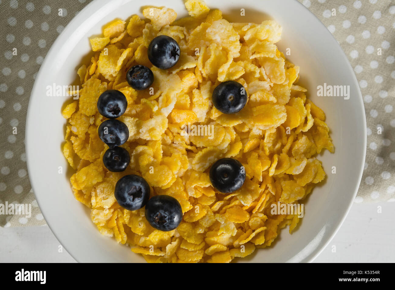 Close-up of wheaties cereal and blueberry in bowl Stock Photo - Alamy