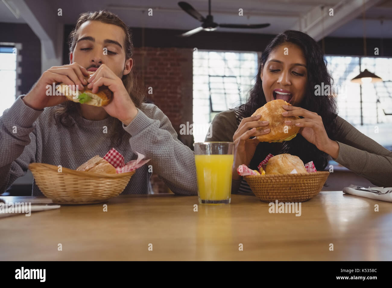 Cafe burger friends hi-res stock photography and images - Alamy