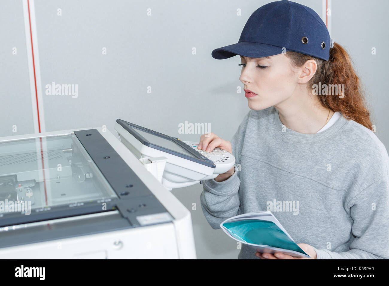 People setting up new office hi-res stock photography and images - Alamy