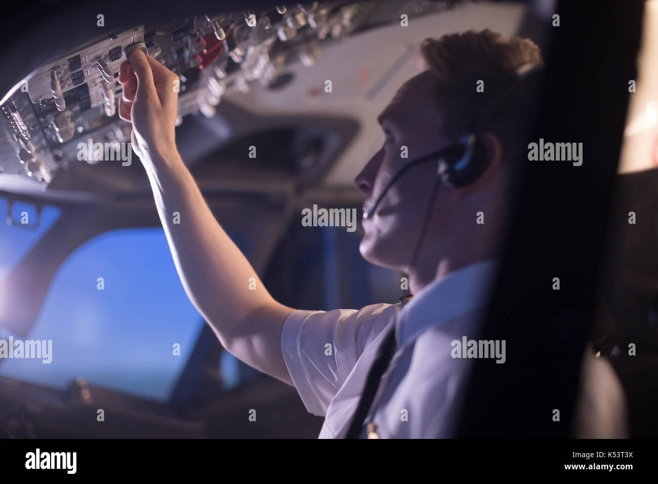 Airplane cockpit window hi-res stock photography and images - Alamy