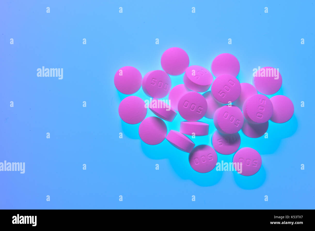 Pink tablets glass water hi-res stock photography and images - Alamy