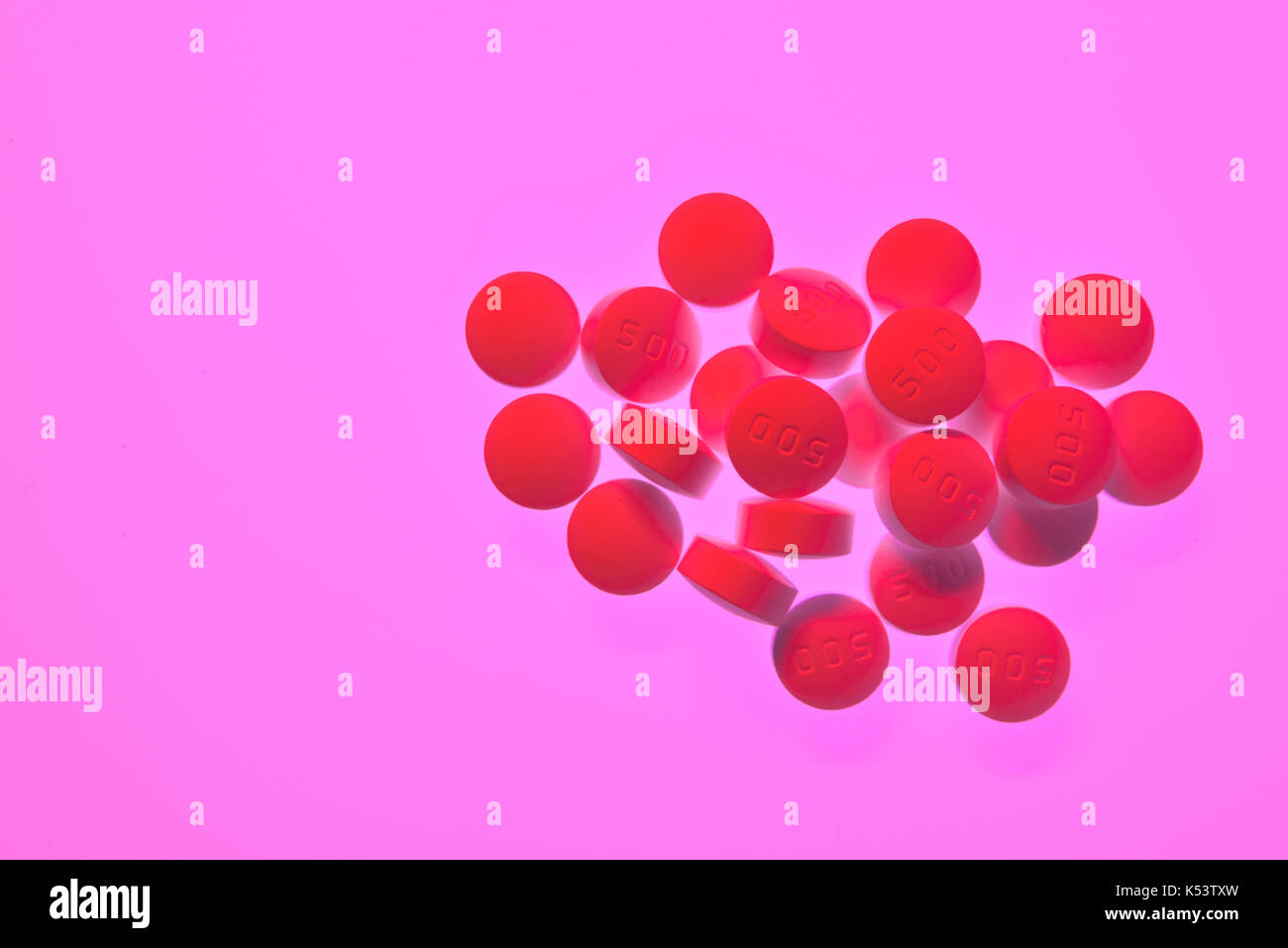 Pink tablets glass water hi-res stock photography and images - Alamy