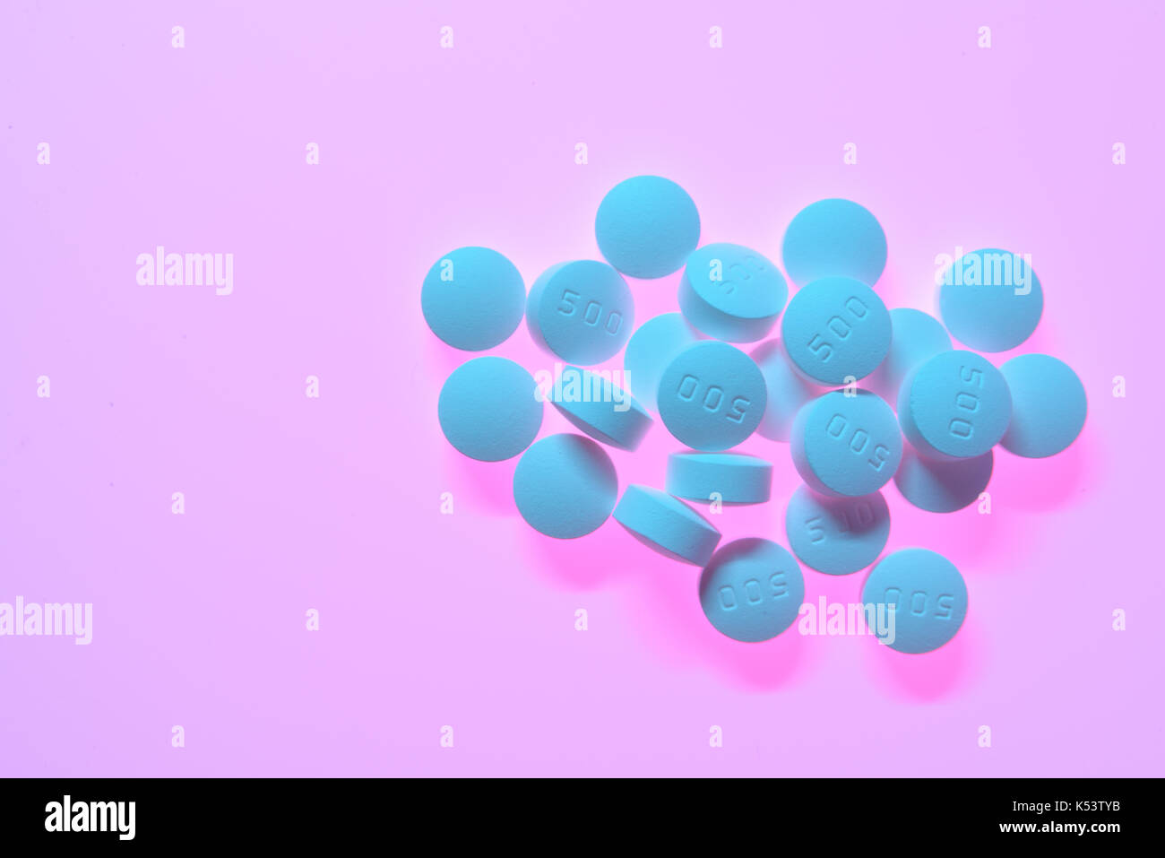 Pink tablets glass water hi-res stock photography and images - Alamy