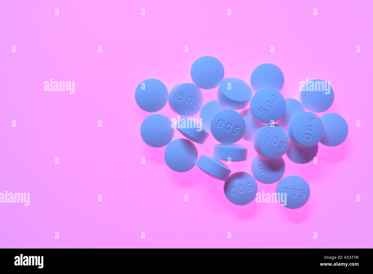 Pink tablets glass water hi-res stock photography and images - Alamy