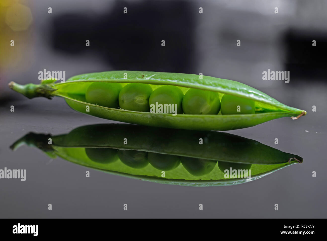 Peas pod hi-res stock photography and images - Alamy