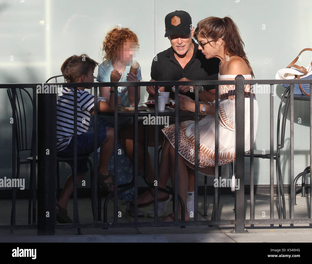 Selma Blair and her boyfriend Ron Carlson enjoy some ice cream with ...