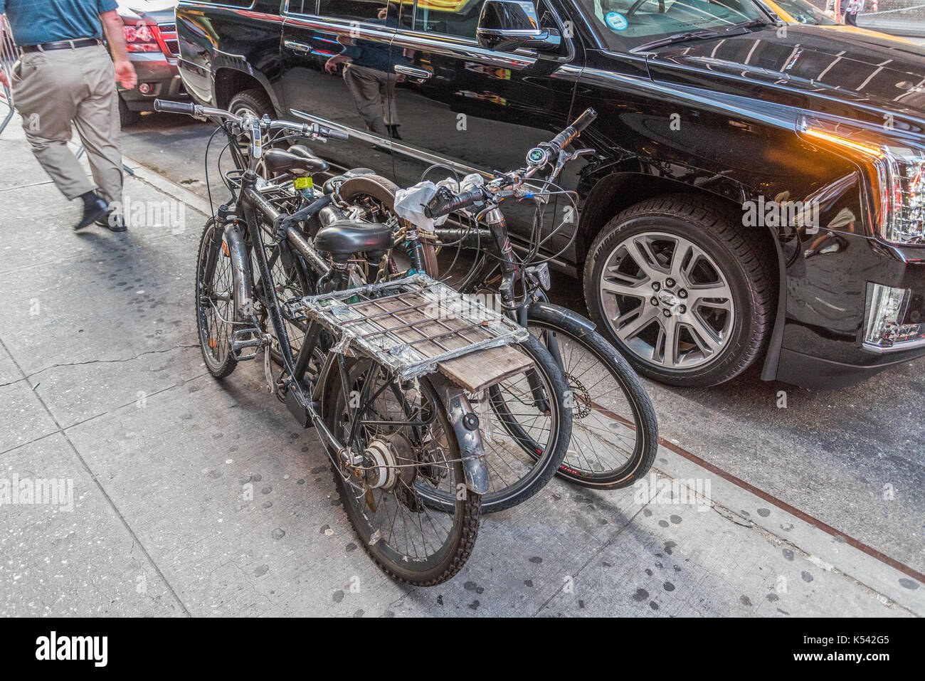 Times square 44th street hi-res stock photography and images - Alamy