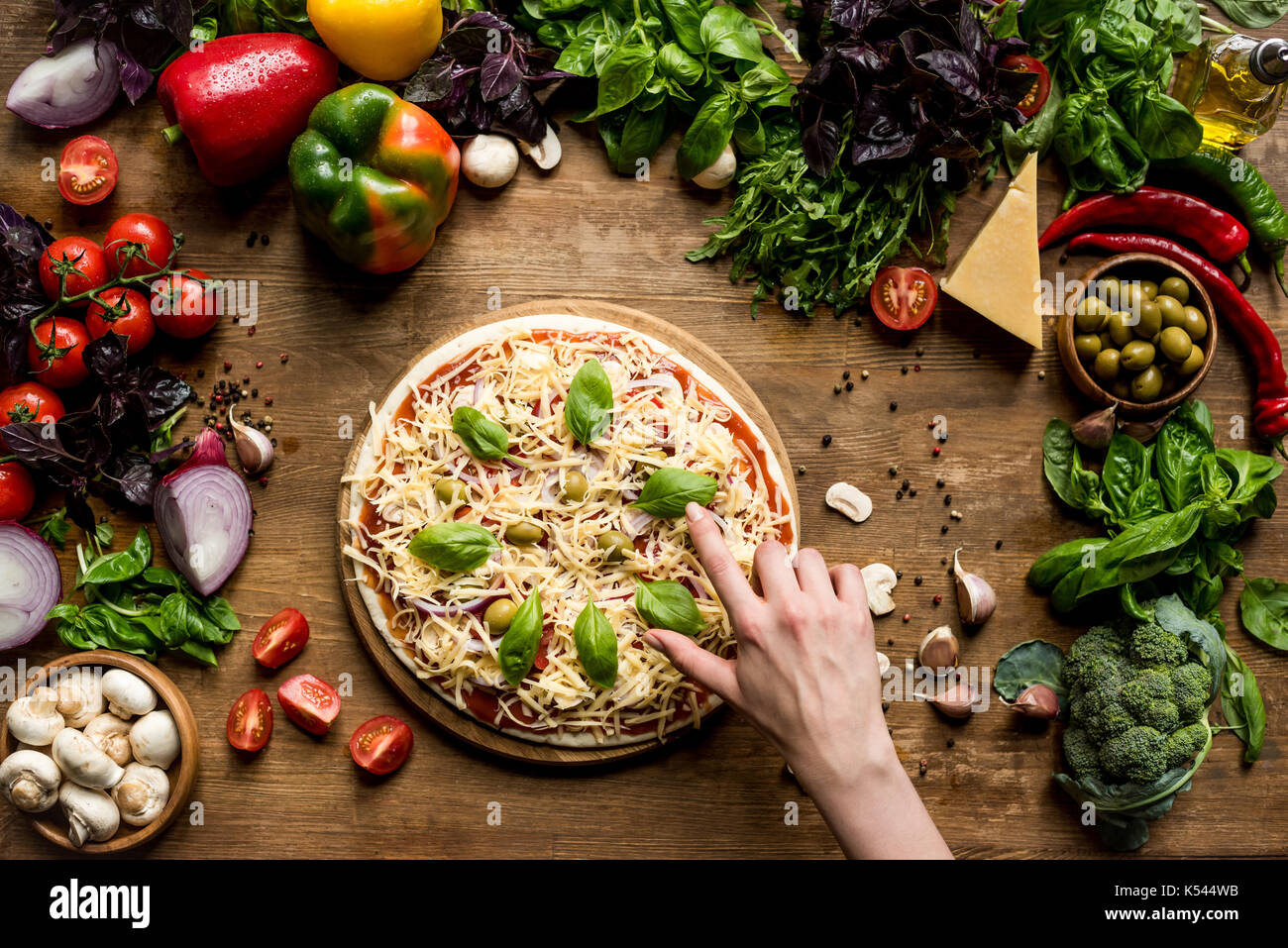 person making homemade pizza Stock Photo - Alamy