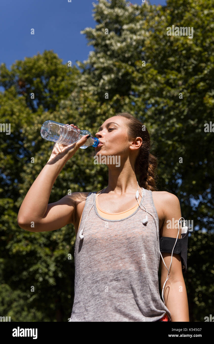 Woman drinking water during training hi-res stock photography and ...