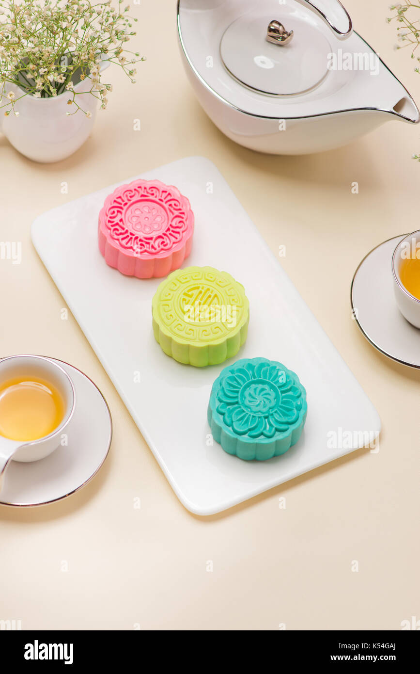 Moon cake hi-res stock photography and images - Alamy