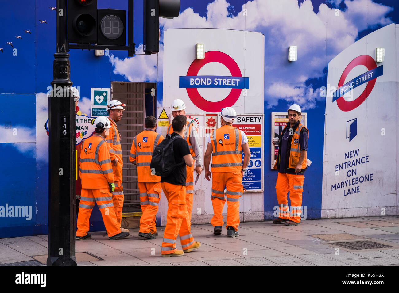 Elizabeth line crossrail hi-res stock photography and images - Alamy