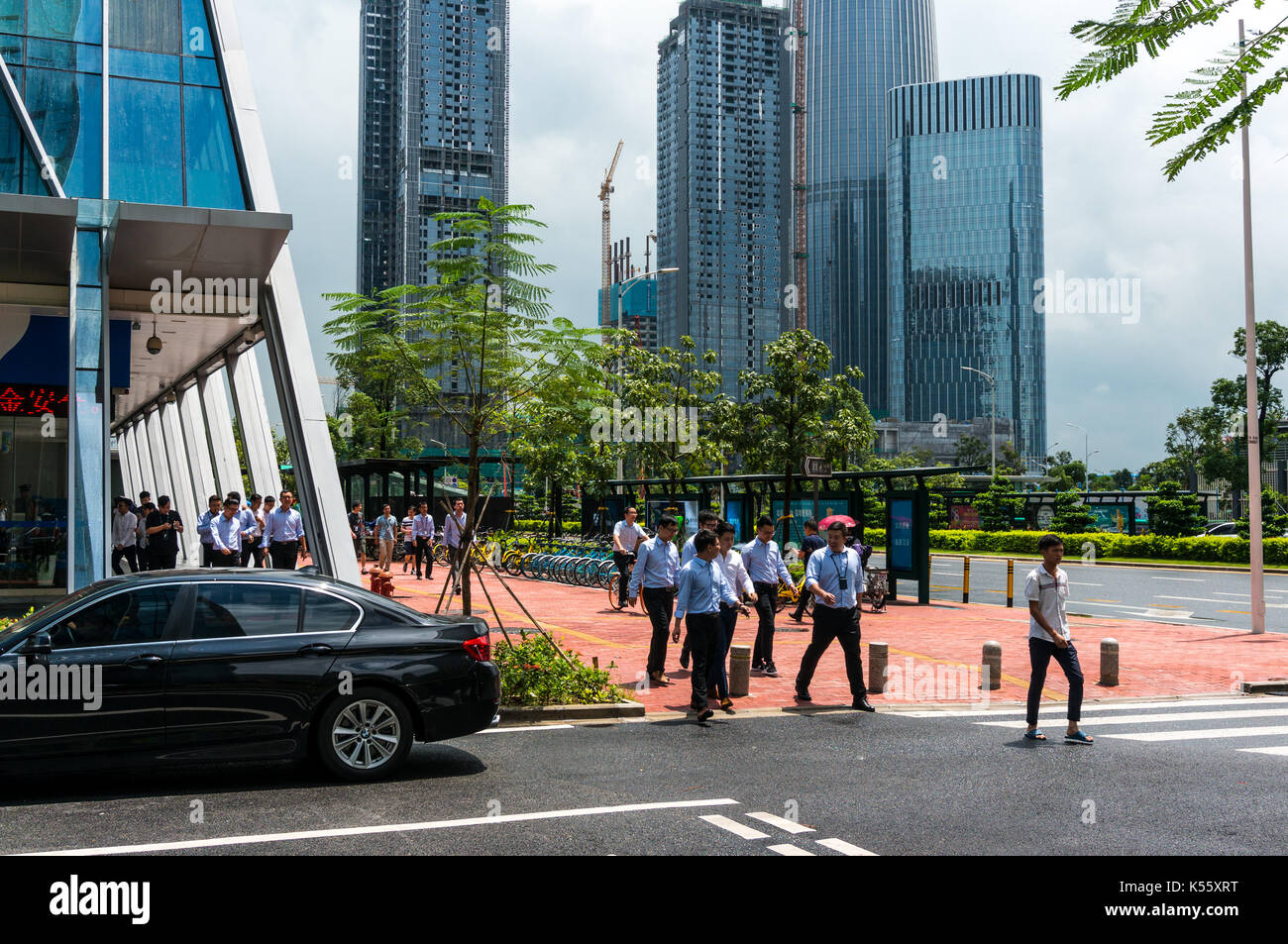 Office workers stroll hi-res stock photography and images - Alamy