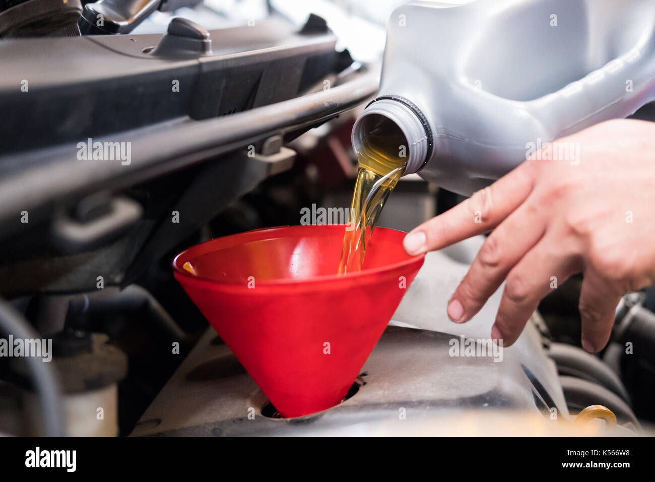 Changing oil in car motor hi-res stock photography and images - Alamy
