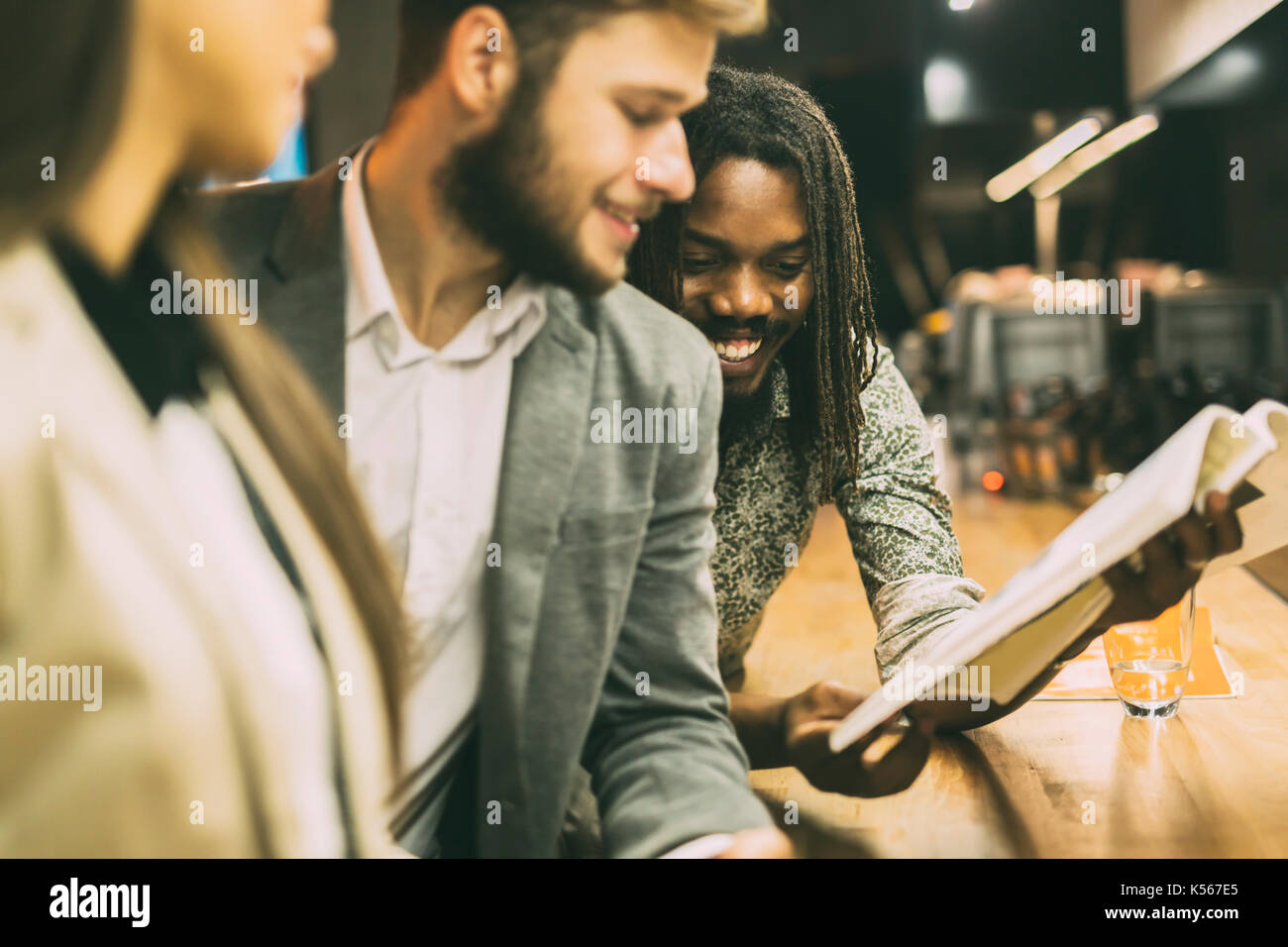 Conversation group hi-res stock photography and images - Alamy