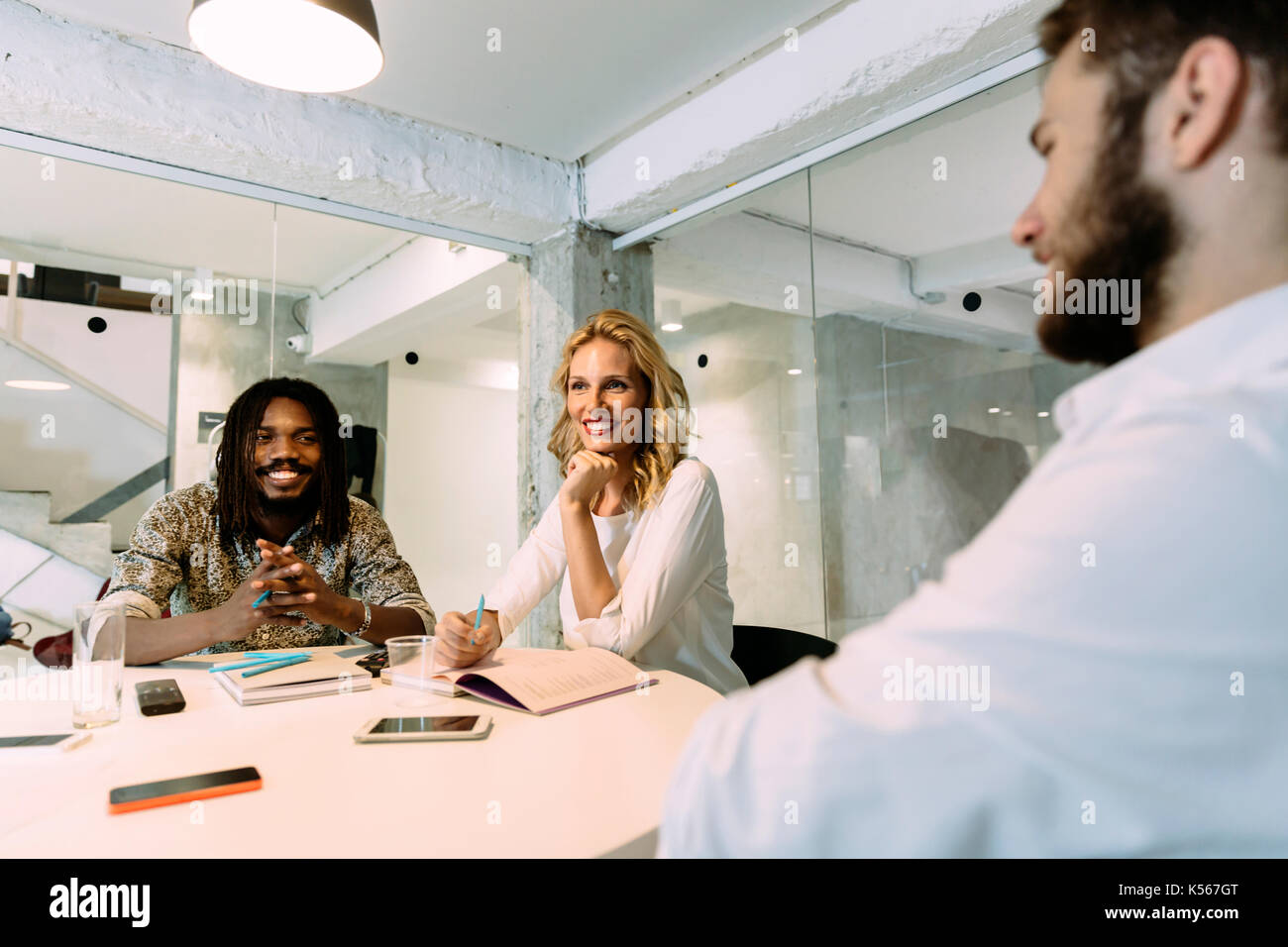 Office sitting talking table hi-res stock photography and images - Alamy