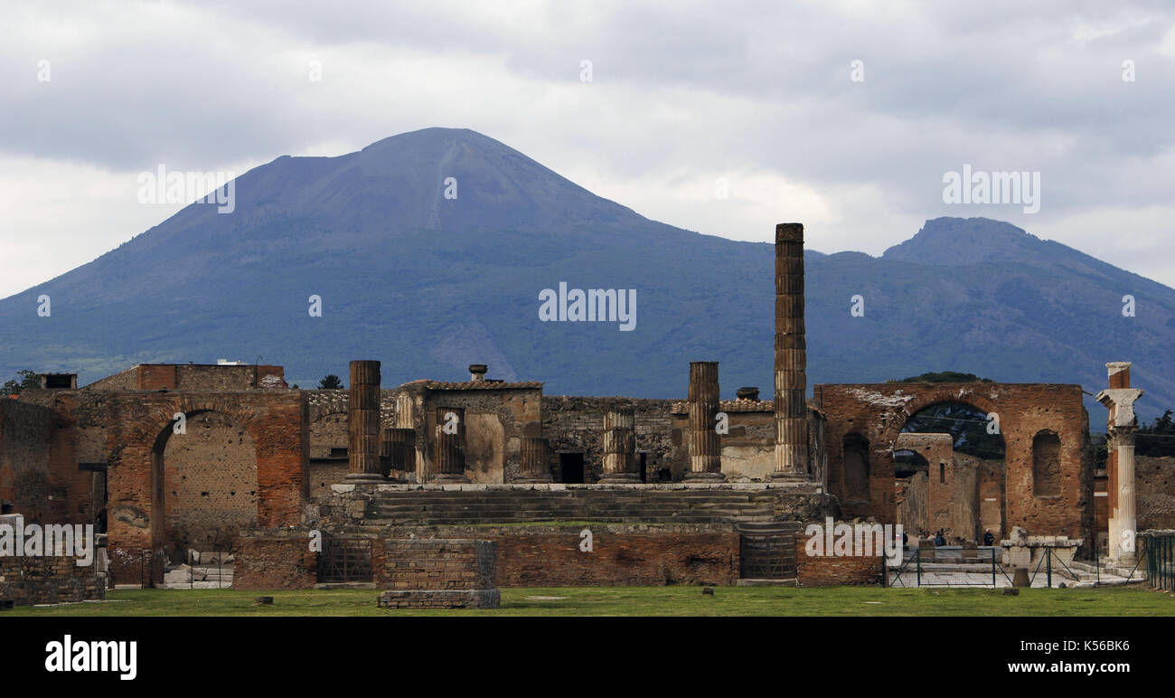 Ruins roman city pompeii hi-res stock photography and images - Alamy