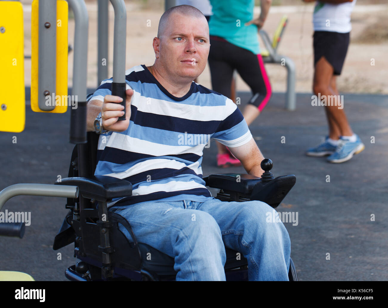 Disabled man working out with trainer Stock Photo - Alamy