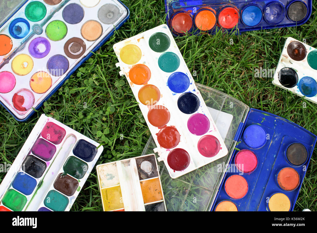 Differen dirty watercolors- used and old Stock Photo - Alamy
