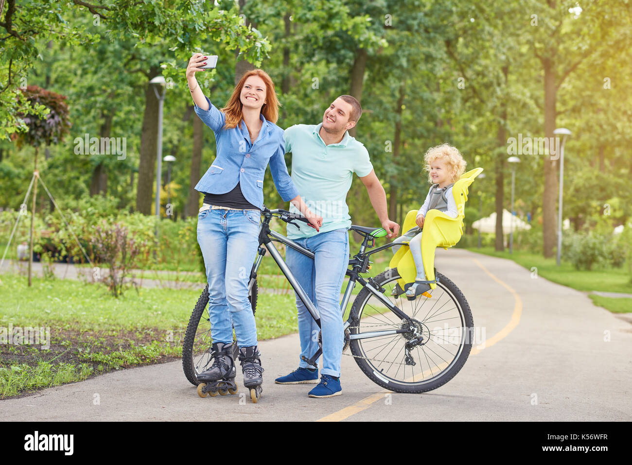 Family bike ride countryside hi-res stock photography and images - Alamy