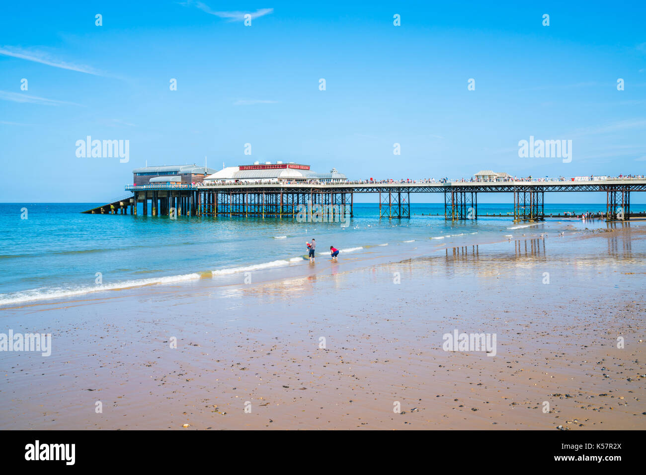 Hunstanton pier hi-res stock photography and images - Alamy