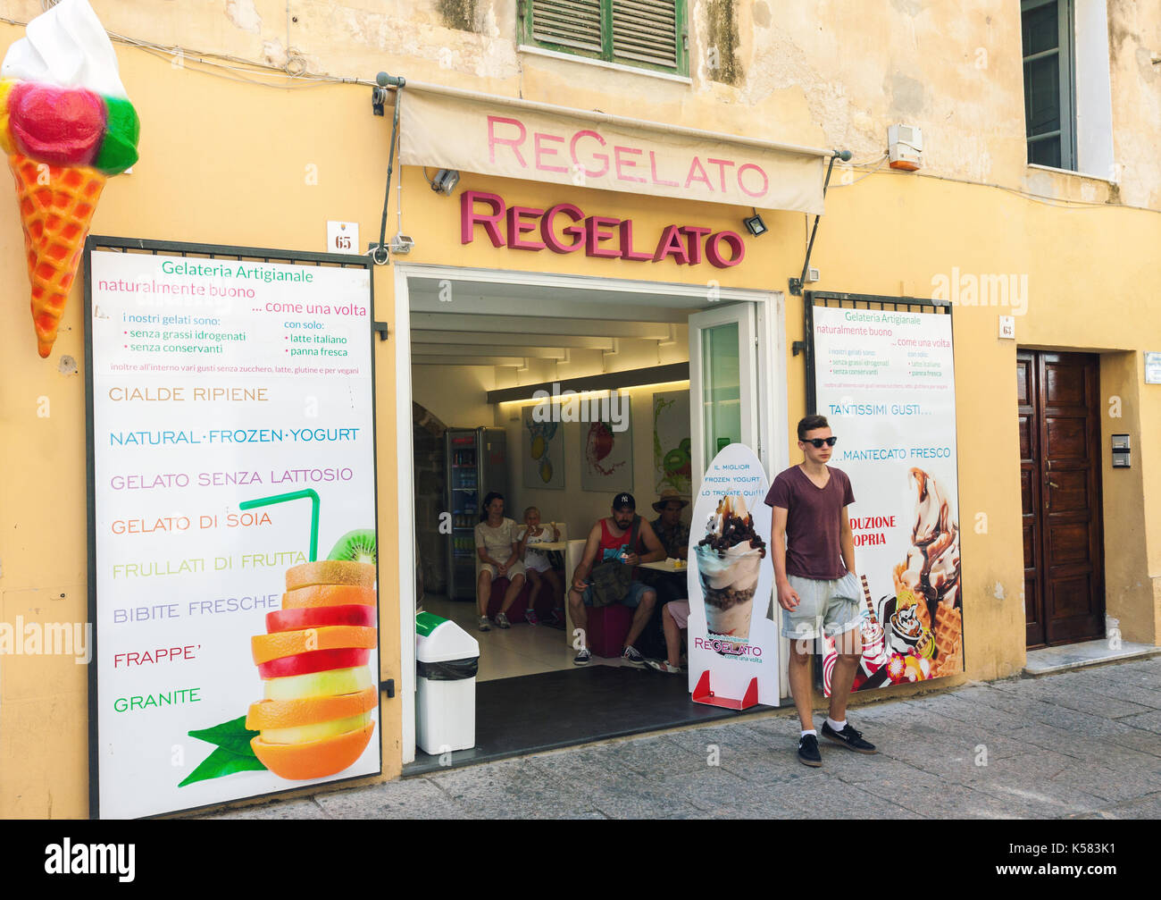 Ice cream shop exterior hi-res stock photography and images - Alamy