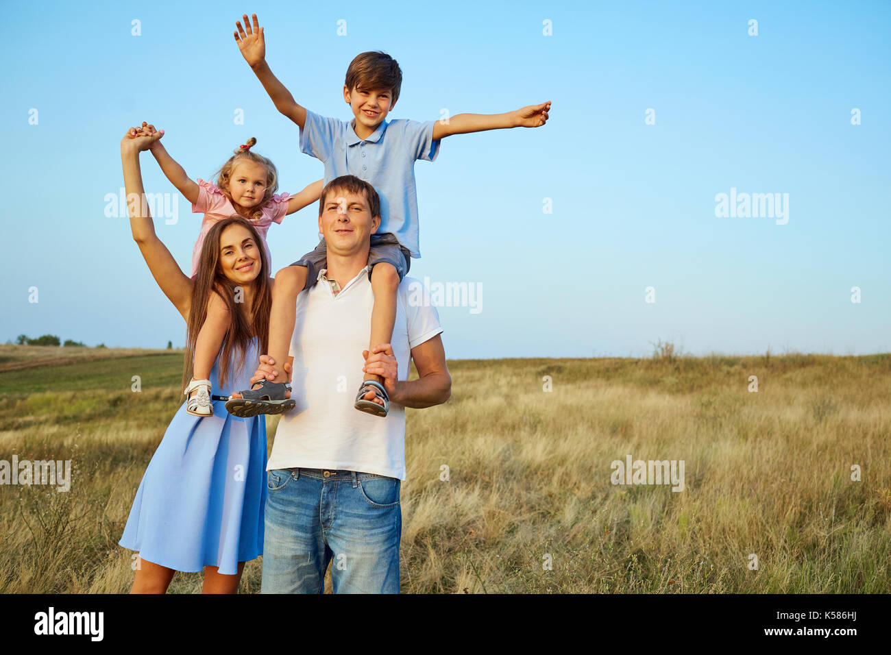 Family smiling together outdoors hi-res stock photography and images ...