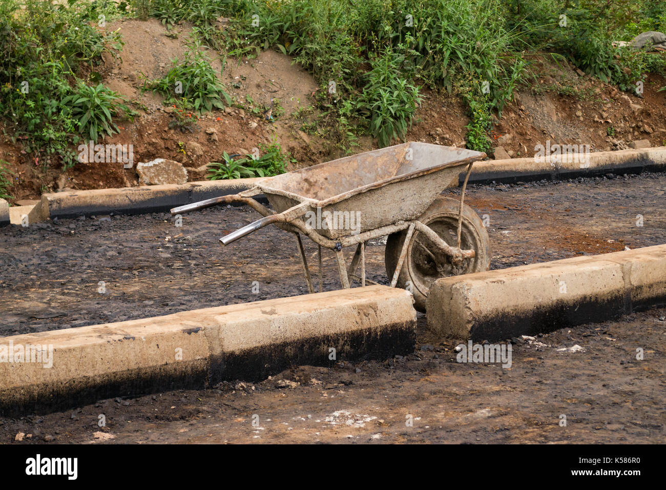 Empty wheelbarrow hi-res stock photography and images - Alamy
