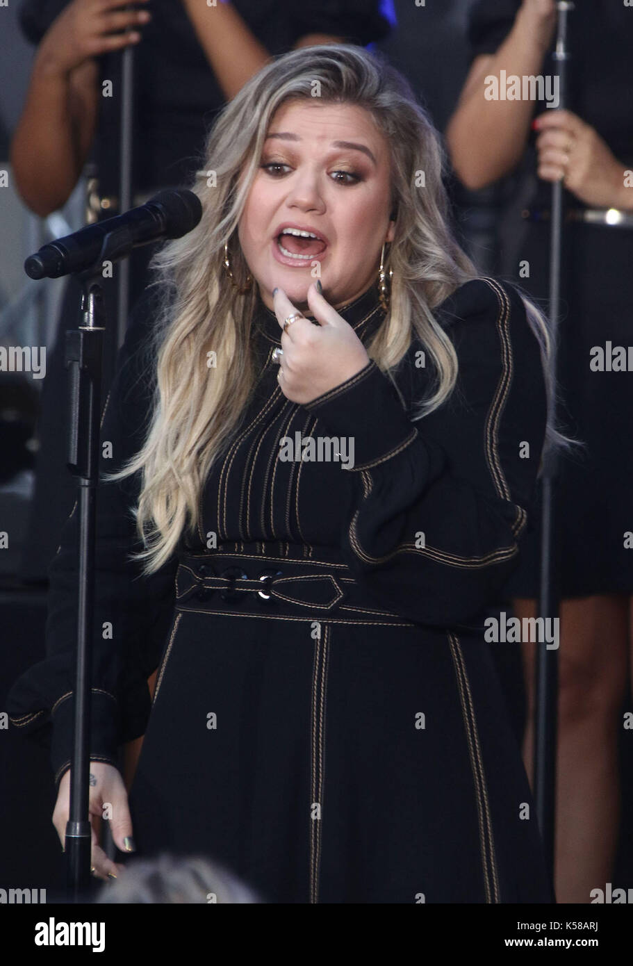 Kelly clarkson show hi-res stock photography and images - Alamy