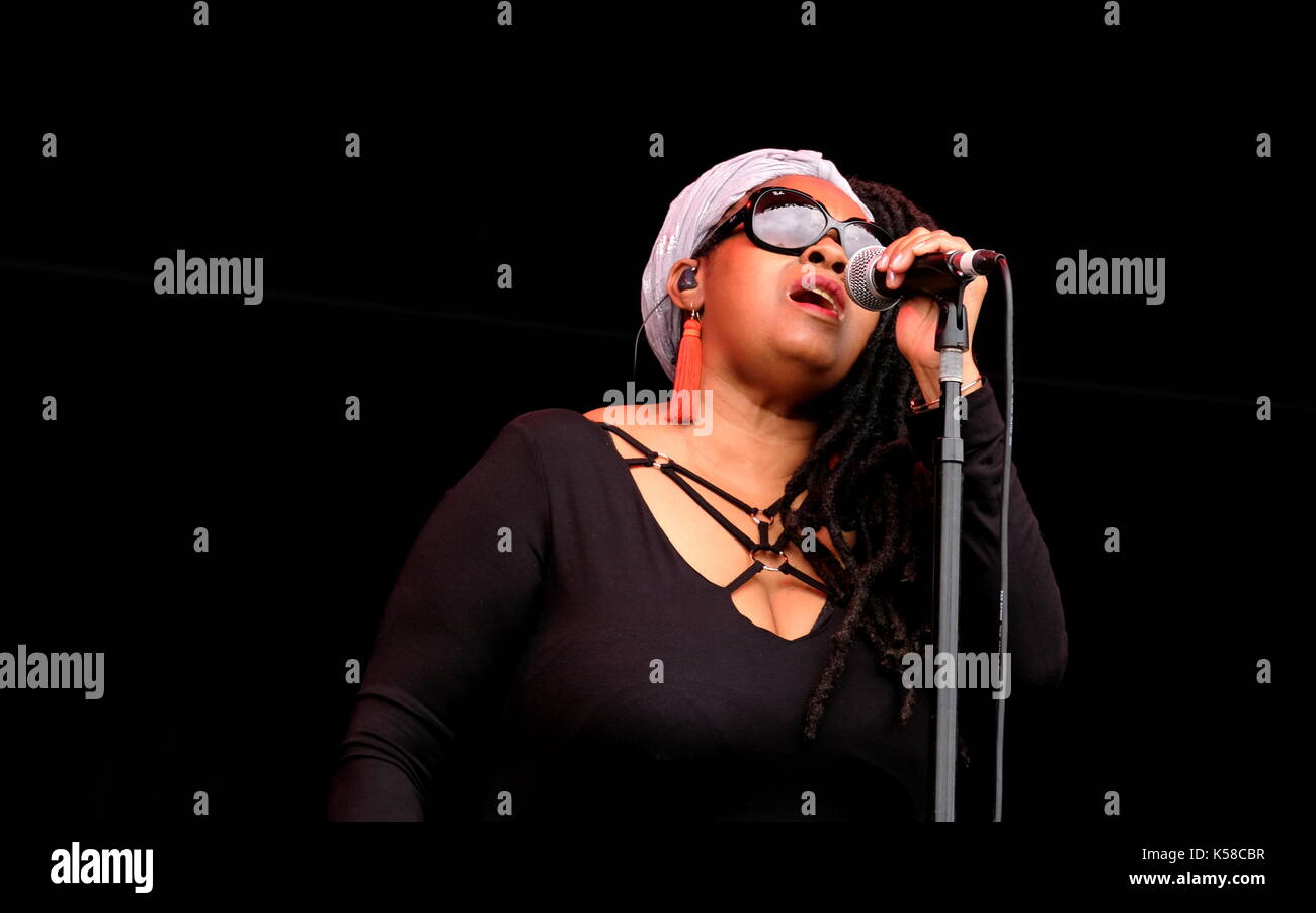 Caron wheeler singer hi-res stock photography and images - Alamy