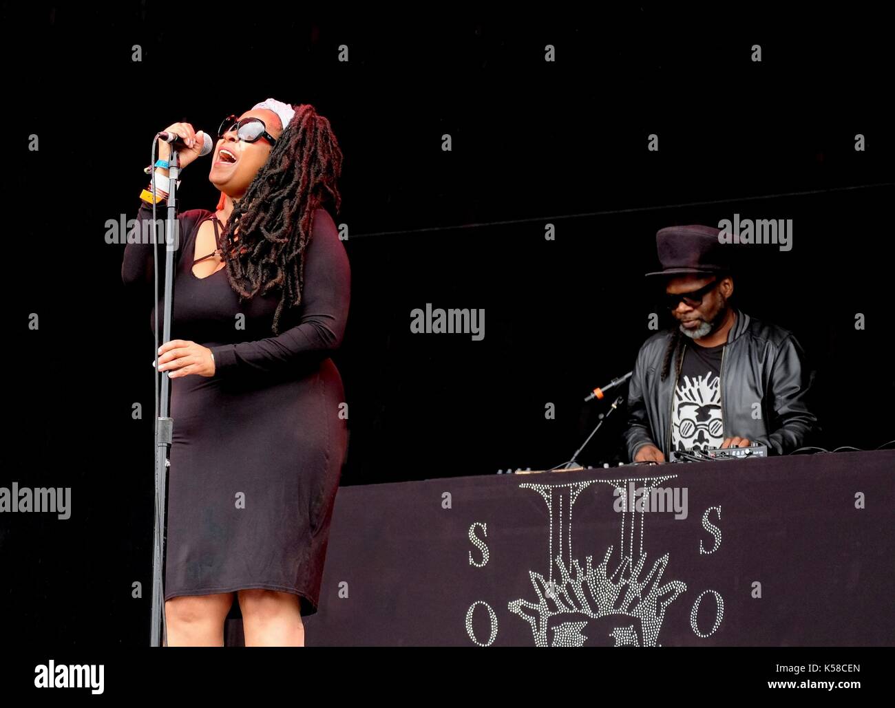 Caron wheeler singer hi-res stock photography and images - Alamy