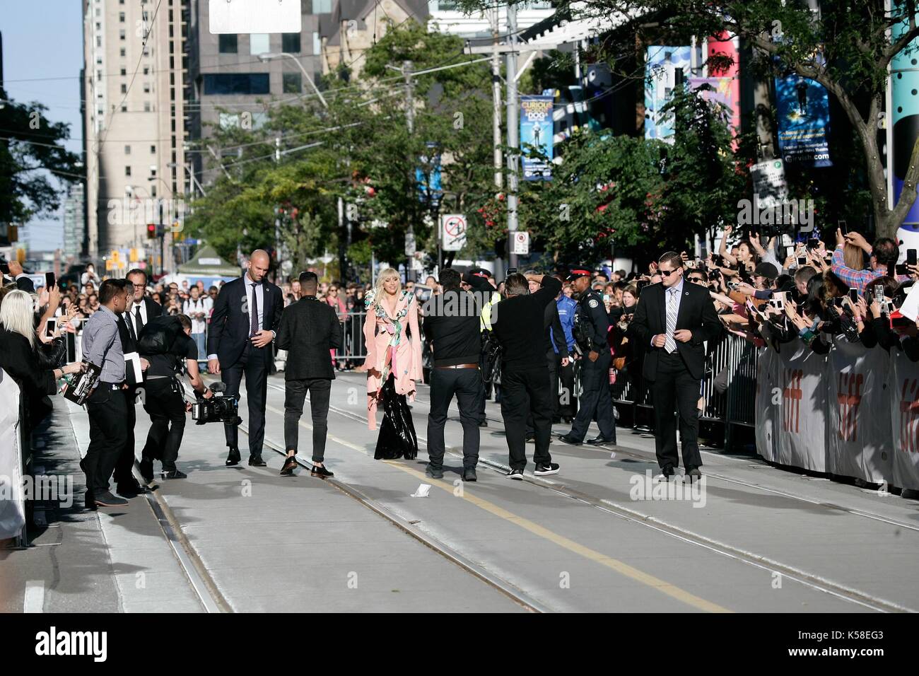 Five foot two premiere hi-res stock photography and images - Alamy